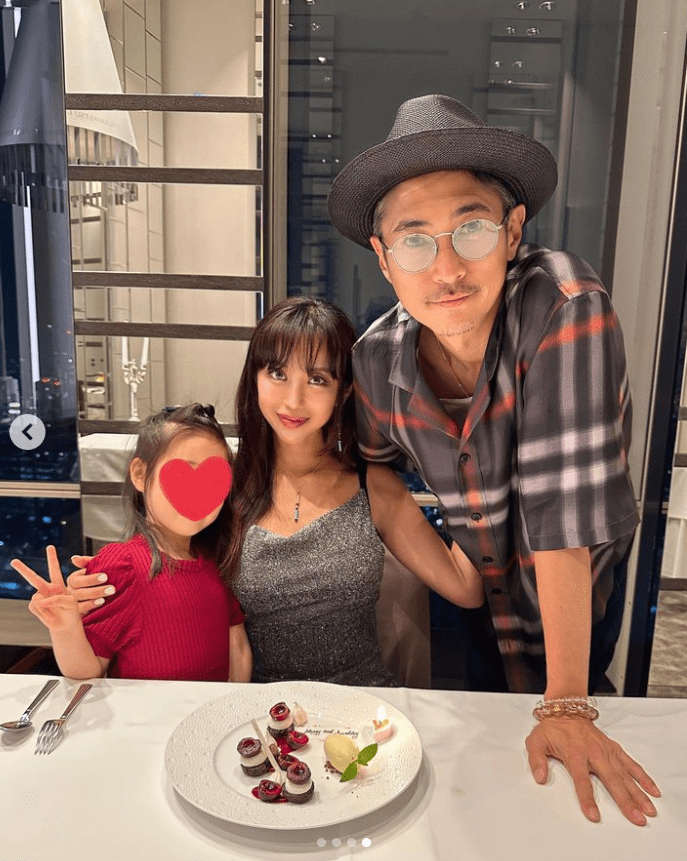 (2ページ目) 窪塚洋介の妻PINKY、40歳のタイトドレス姿がまるでセレブ！仲むつまじい家族3ショットも｜ニュース｜ピンズバNEWS