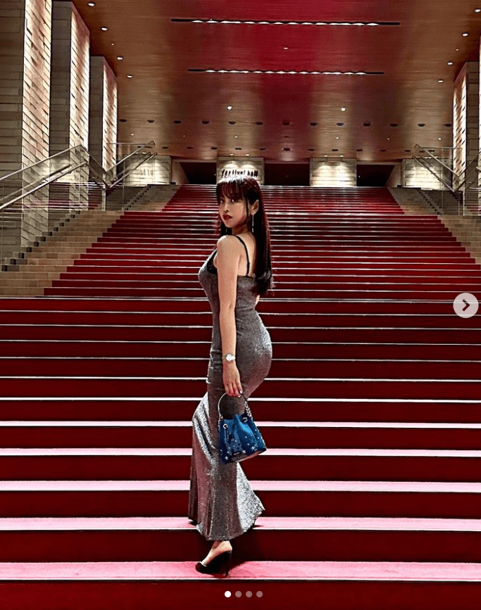 (2ページ目) 窪塚洋介の妻PINKY、40歳のタイトドレス姿がまるでセレブ！仲むつまじい家族3ショットも｜ニュース｜ピンズバNEWS